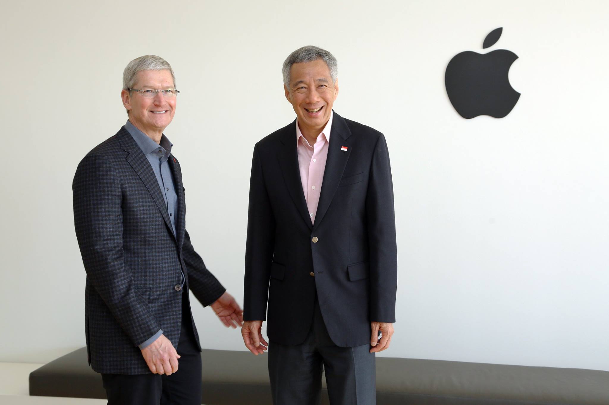 PM Lee Intensely Geeks Out With Mark Zuckerberg At FB's Headquarters