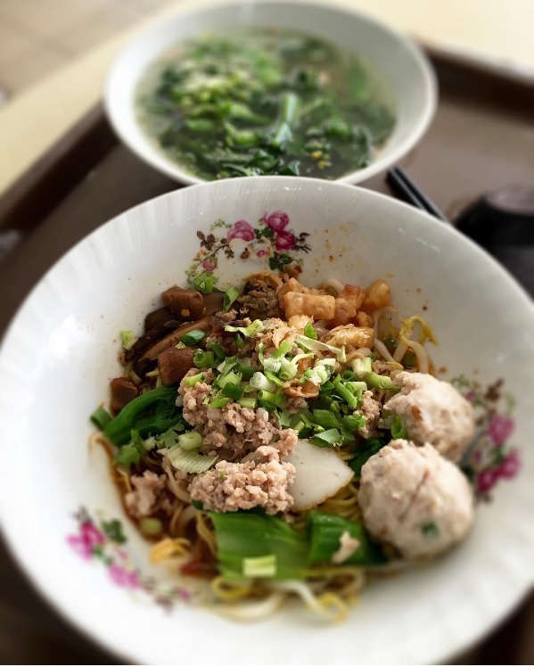 Yee Meng Yong - One-Handed Hawker Overcame Adversity, Supports Family ...