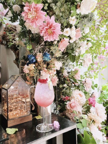 Bangkok's Cafe La Rose Has An Entire Wall Of Roses & Egglet Rose Gelato ...