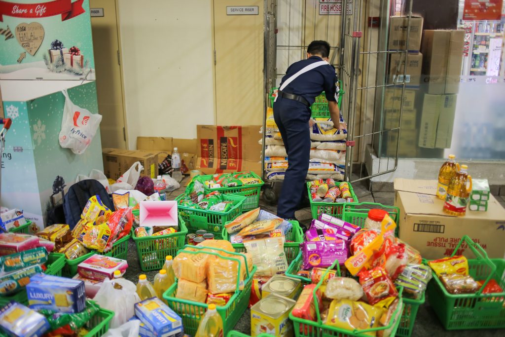 S'porean Charity Hands Out Ready-To-Eat Packets To The Underprivileged ...