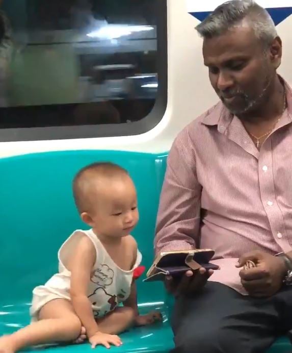 Man On MRT Lets Random Toddler Watch Tom & Jerry On His Phone & Their ...