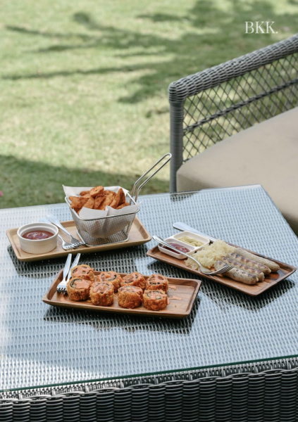 Thailand's Pirom Cafe Has A Hedge Maze Garden, Scenic Lake & A $3 ...