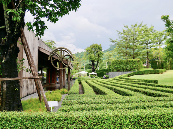 Thailand's Pirom Cafe Has A Hedge Maze Garden, Scenic Lake & A $3 ...