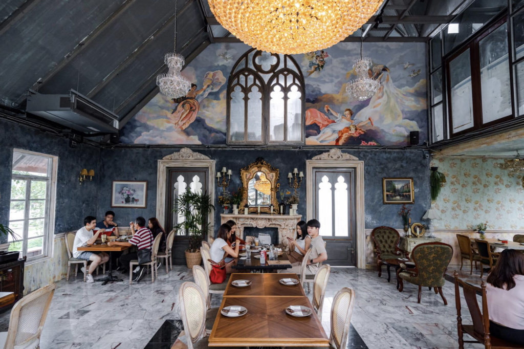 Vintage B-Story Cafe Garden In Bangkok Has European-Inspired Decor ...