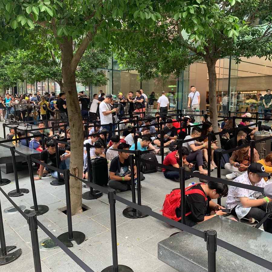 Orchard Apple Store Sees Snaking Queues For iPhone 11 One Day Ahead Of ...