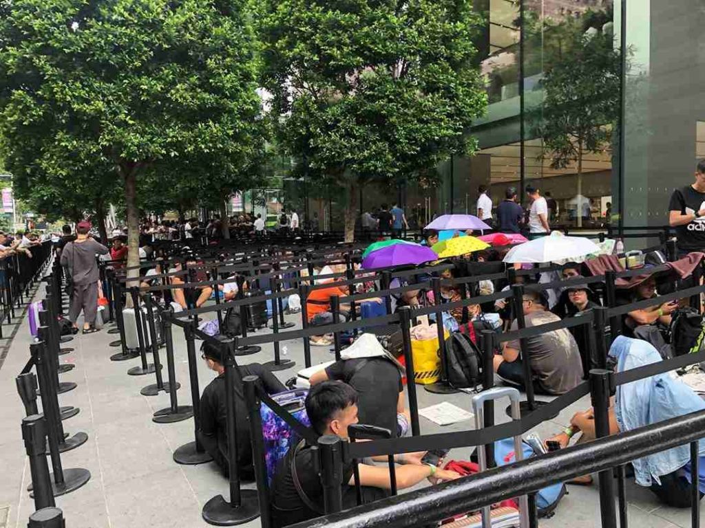 Orchard Apple Store Sees Snaking Queues For iPhone 11 One Day Ahead Of ...