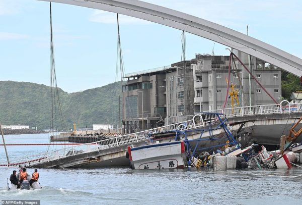 Taiwan Bridge Suddenly Collapses Onto Fishing Boats, Rescuers Rush To ...