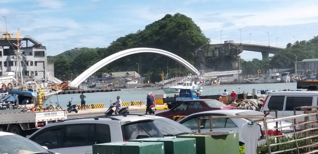 Taiwan Bridge Suddenly Collapses Onto Fishing Boats, Rescuers Rush To ...