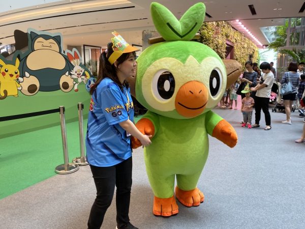 S'pore Trainers Swarm Pokemon Center To Pick Sword & Shield Starters On ...