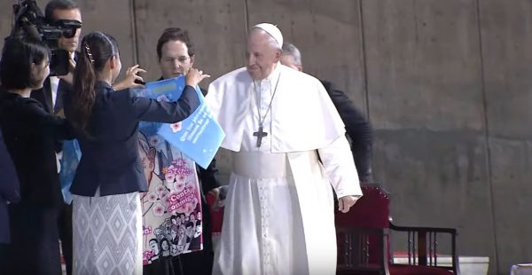 Pope Francis Wears Mini-Me Kimono Shirt In Japan, Thumbs Up Pic Blesses ...