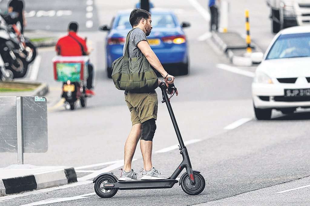 New S'pore Highway Code Tells You Not To Use Phones While Crossing Or ...