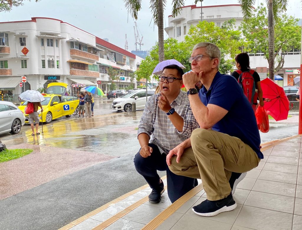 Apple CEO Tim Cook Feasts On Hawker Fare At Tiong Bahru Market With S ...