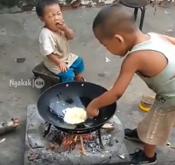 Young Chef Cooks Wok Fried Rice For Baby Brother Like A Pro Hawker In ...