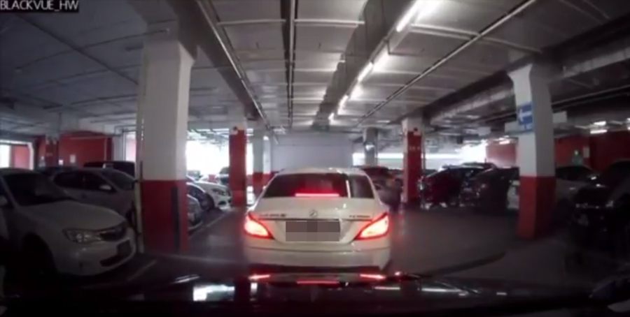 Driver At IMM Calmly Lets White Mercedes Cut Queue Despite Waiting 10 ...