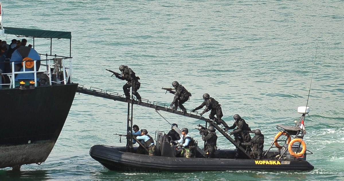 6 Pirates With Knives Attack 2 S'pore Ships In 1 Hour Yesterday Morning ...