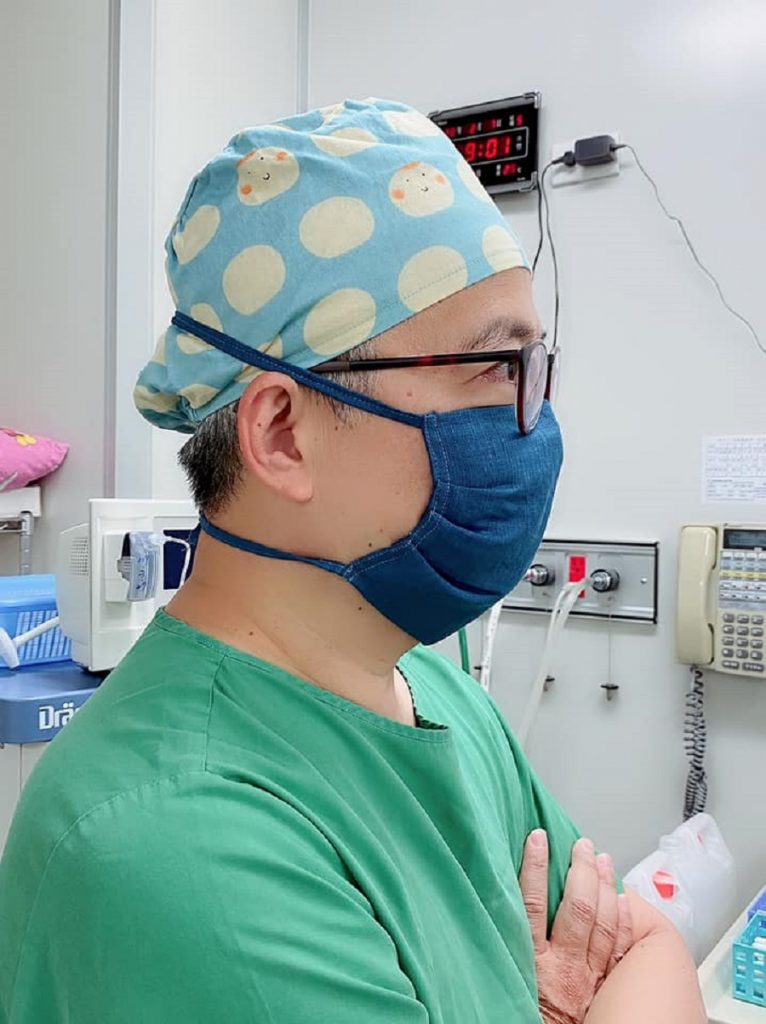 Taiwanese Doctor Teaches How To DIY Cloth Face Mask With Air Filter, So ...