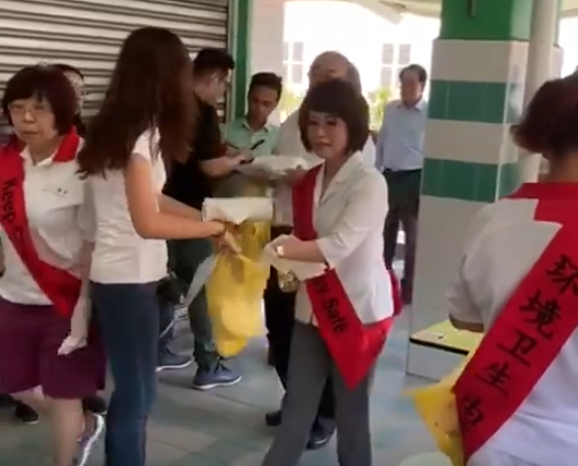 MP Lily Neo Cleans Hawker Centre Tables To Promote Good Hygiene, May Be ...
