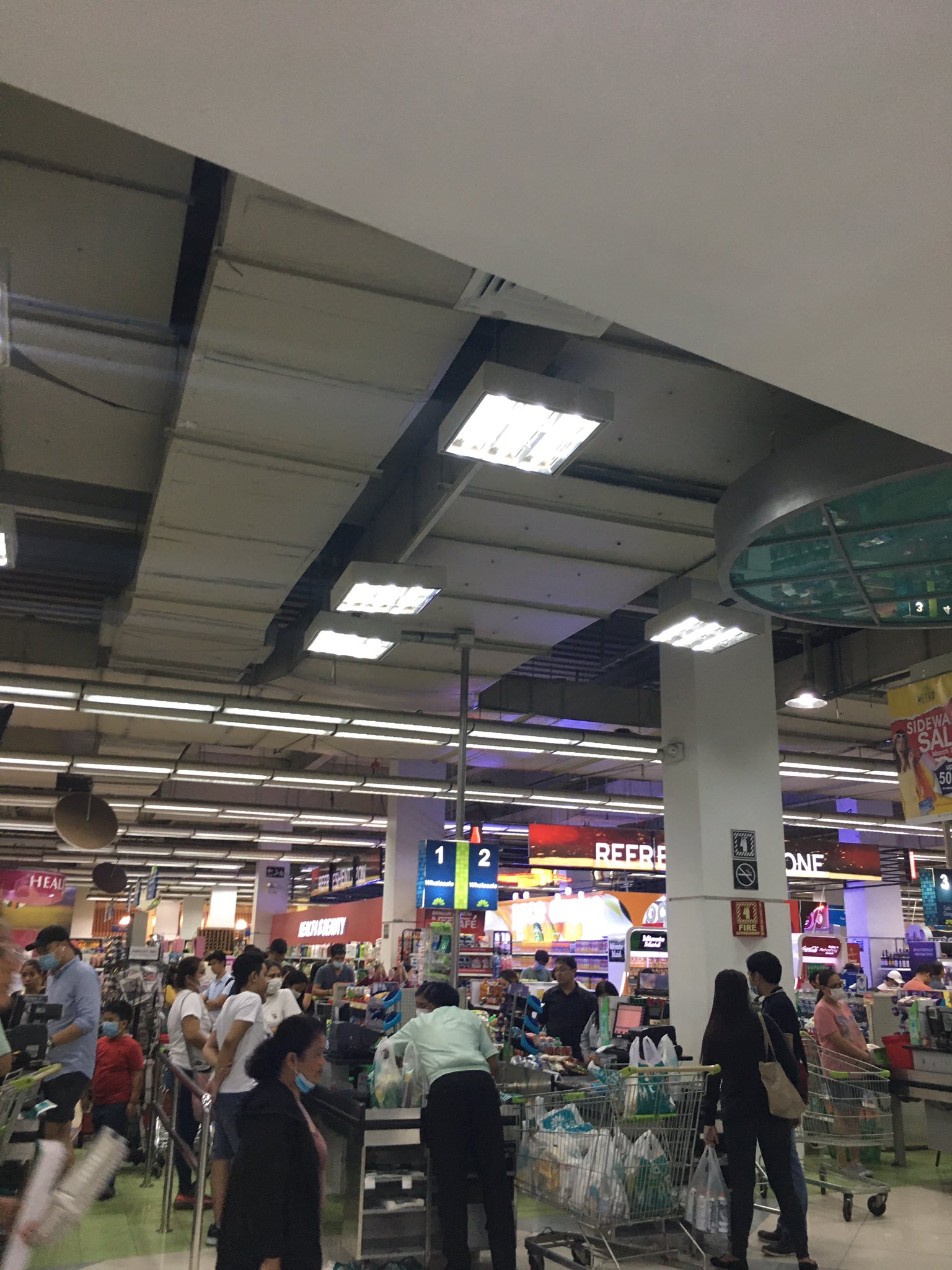 Long Queues At Manila Supermarkets Despite Duterte Reassuring Citizens ...