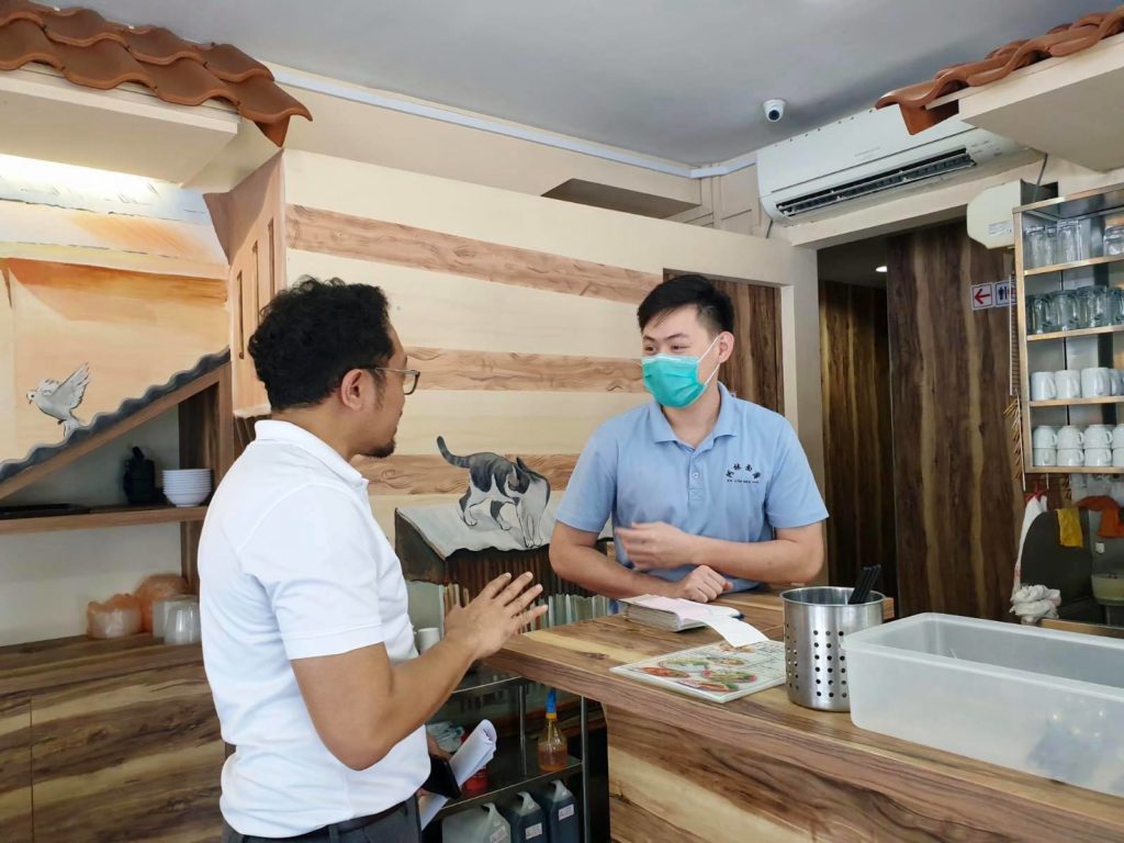 S'pore Food Handlers Required To Wear Masks, May Soon Apply To Delivery ...