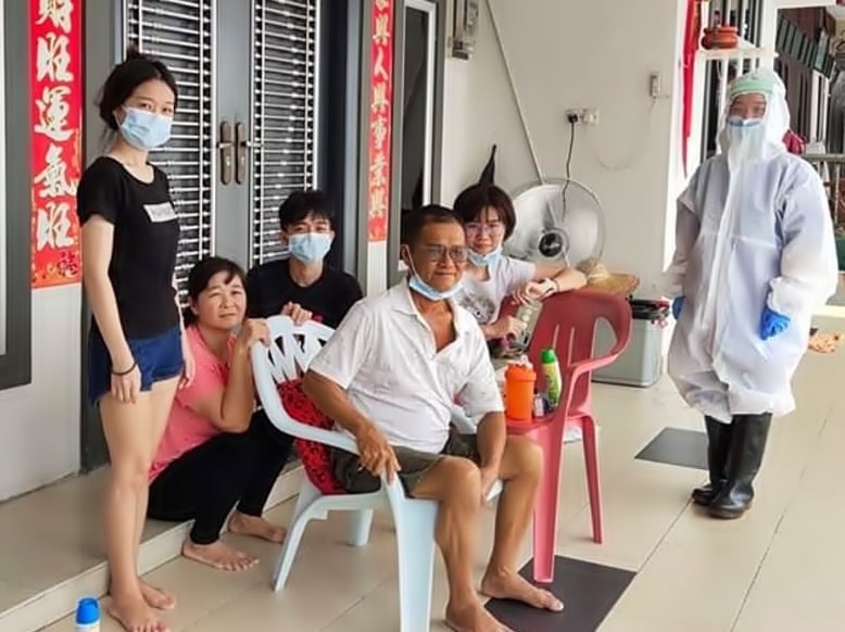 M’sian Working In S’pore Returns Home To See Sick Dad One Last Time, Takes Final Family Photo ...