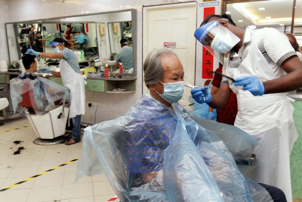 M'sian Barber Shop Cuts 120 Customers' Hair In 2 Hours, Goes Viral For ...