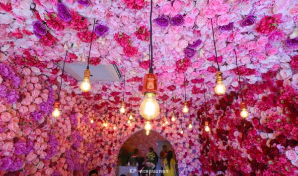 Bangkok's "Flower Tunnel" Café Has Walls Covered With Pastel Pink ...