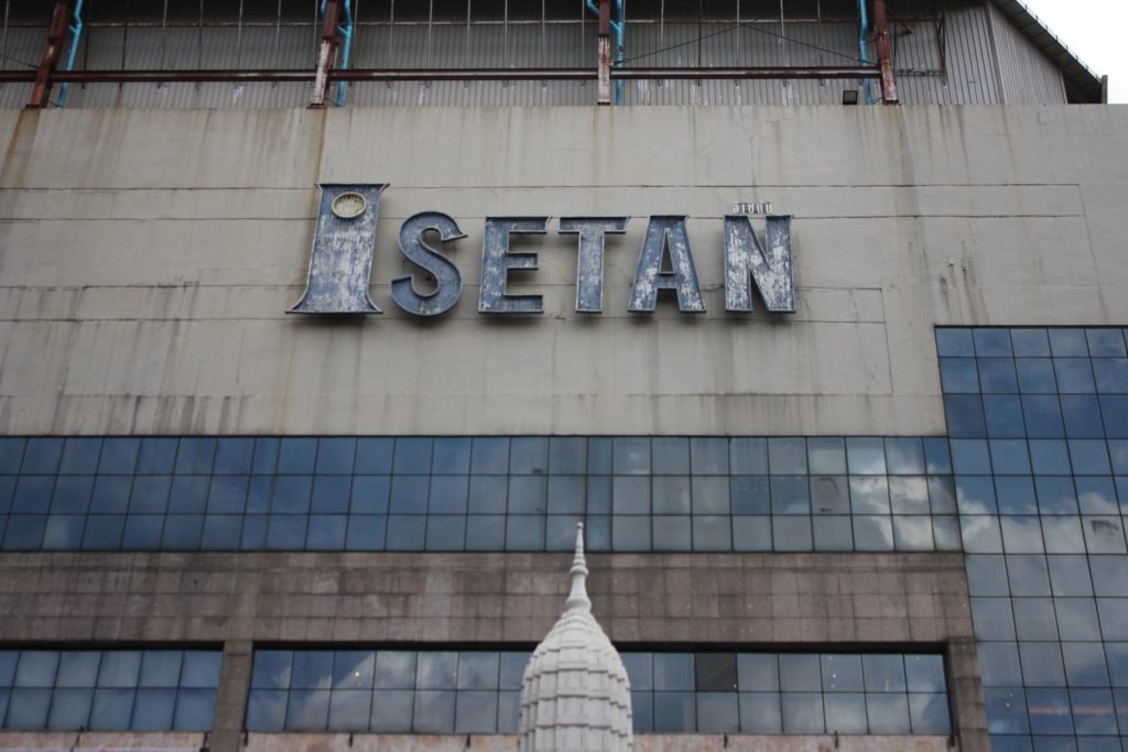 Massive 6-Floor Isetan Closes In Bangkok, Employees Thank Shoppers For ...
