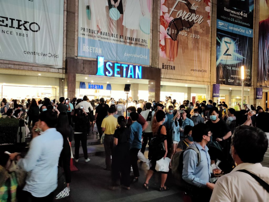 Massive 6-Floor Isetan Closes In Bangkok, Employees Thank Shoppers For ...