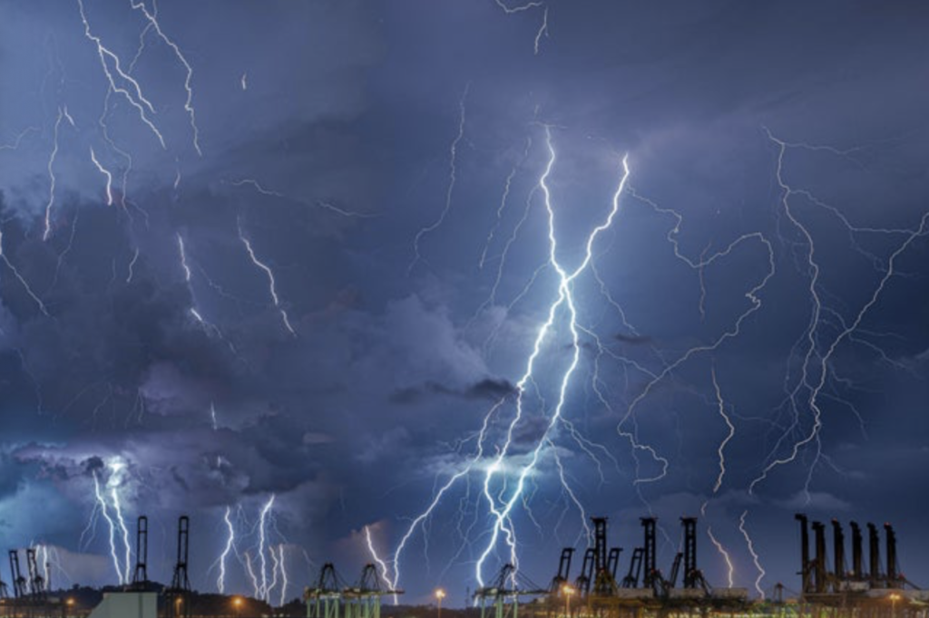 S’poreans Take Lightning Shots During Thunderstorm, Stunning Bolts Show ...