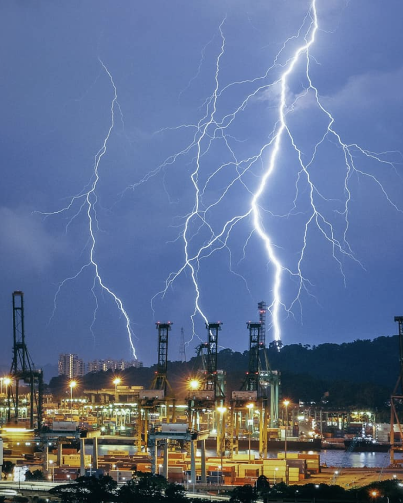 S’poreans Take Lightning Shots During Thunderstorm, Stunning Bolts Show ...