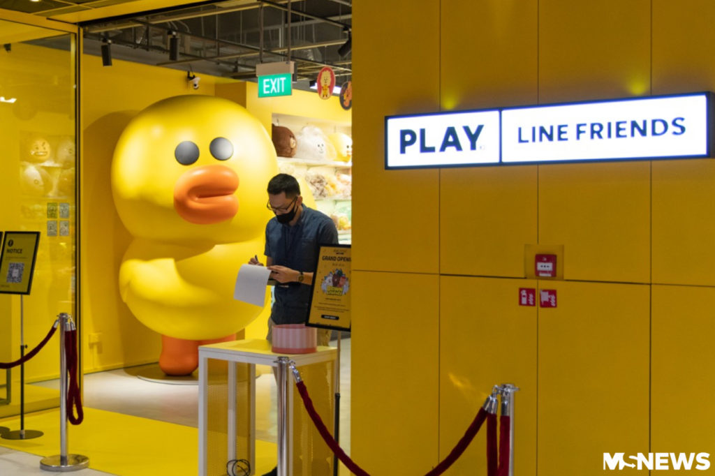 PLAY LINE FRIENDS Store In Funan Has S'pore Exclusive Bags & 2.8m Sally ...