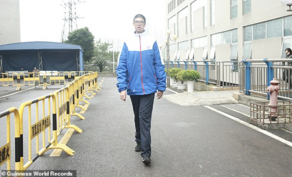 Sichuan Boy May Be World's Tallest Teen, Has Special Desk & Chair In School