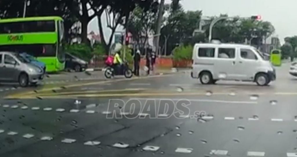 Pedestrians Cross Paya Lebar Rd On Red Light & Get Hit By Taxi ...