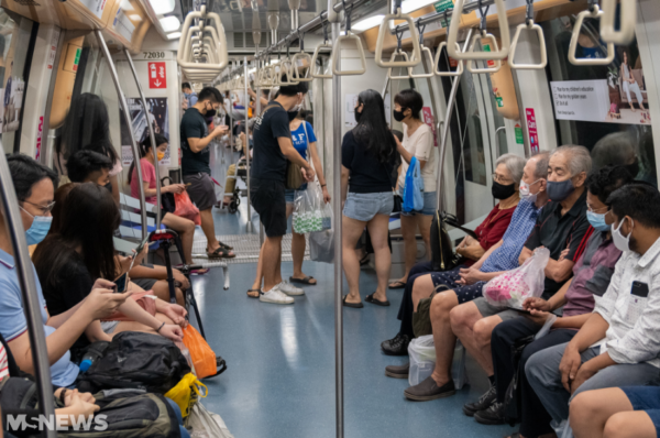 Lady Offers Crying Man In MRT A Hug, Allegedly Convinces Him Not To End ...