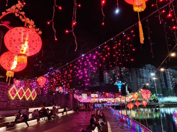 Bukit Panjang's Pang Sua Pond Is Aglow With CNY Lights For Romantic ...