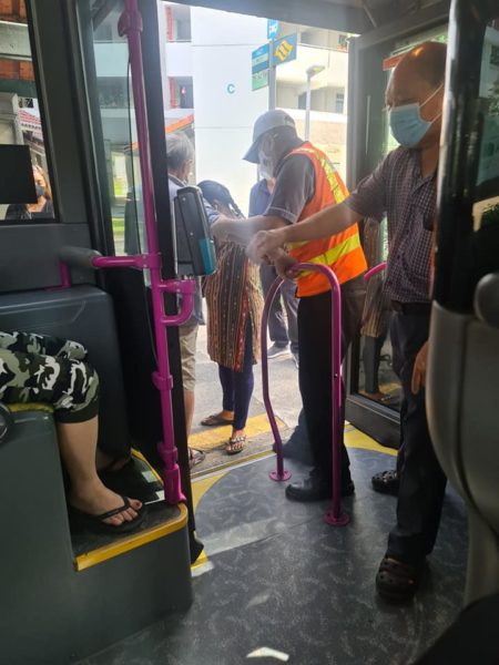SBS Bus Driver Helps Elderly Passenger Alight Safely, Netizens Praise ...