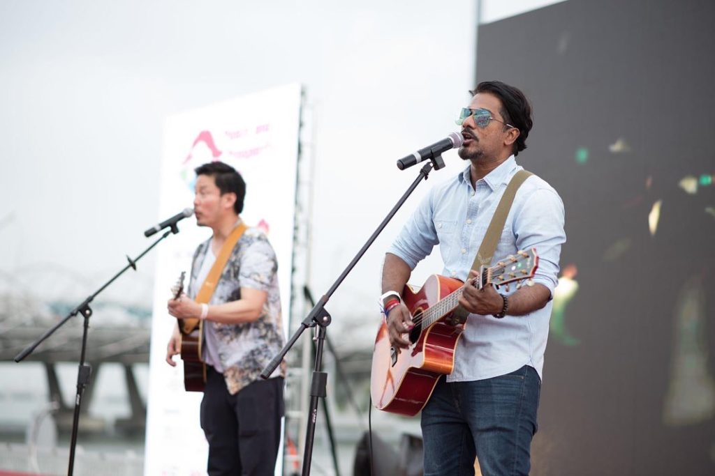 Jack & Rai Singer Loses Red Guitar Near River Valley, Hopes Public Can ...