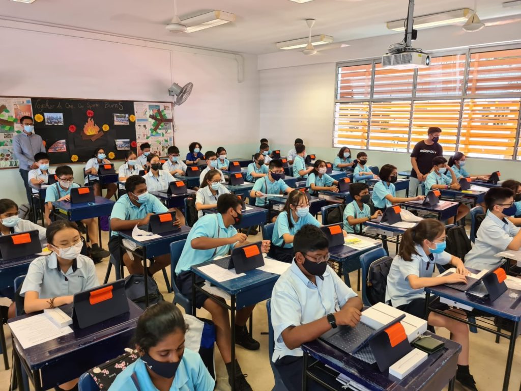 Riverside Sec Students Get iPads For E-Learning, It's Like Christmas ...