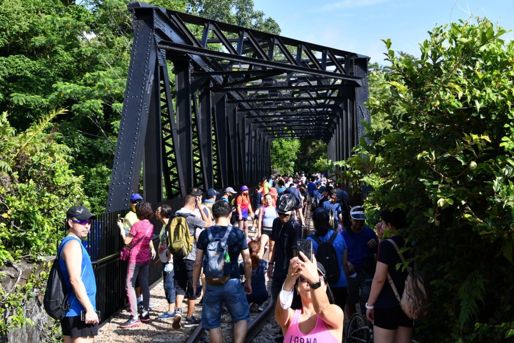 Nature Trails In S'pore Swarmed With People On 2 Apr, Check Crowd ...