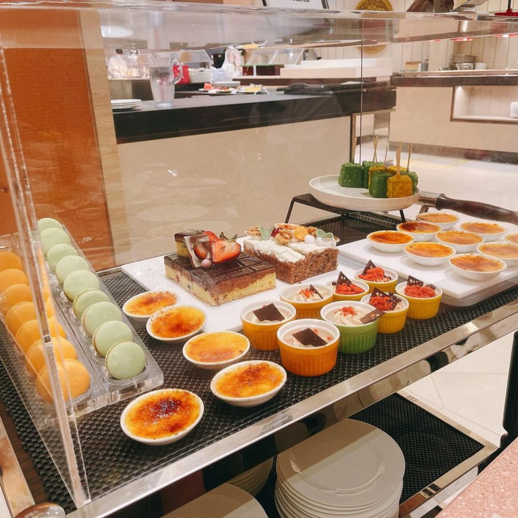 Buffets Allowed To Resume In S’pore, Staff Must Serve Food While Diners ...