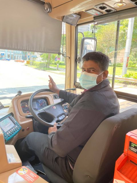 SBS Bus Captain Greets Everyone & Announces Stops, Makes Passenger Feel ...