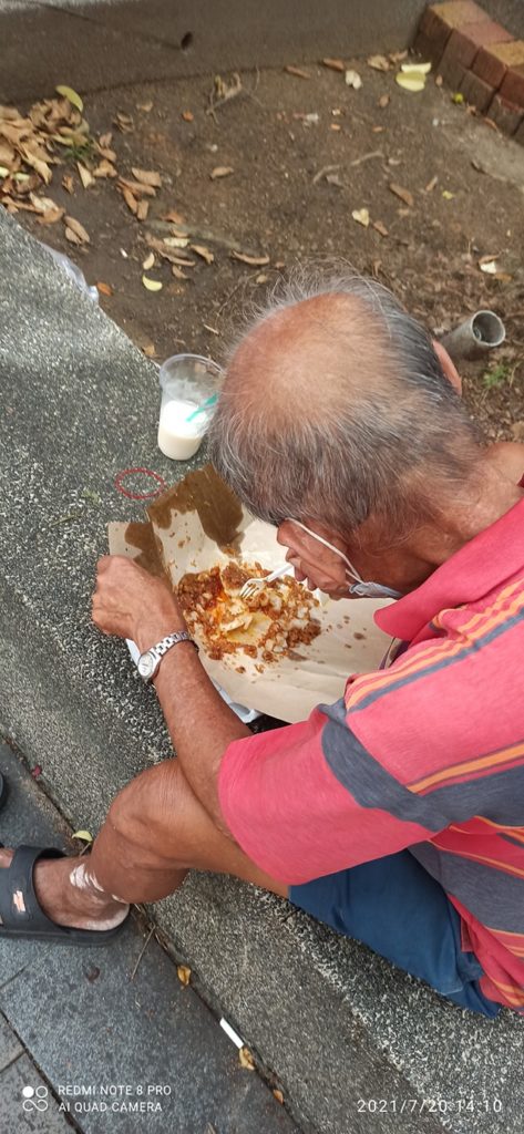 Elderly Man Eats Leftovers At Waterloo Street, Volunteers Give Cash To ...