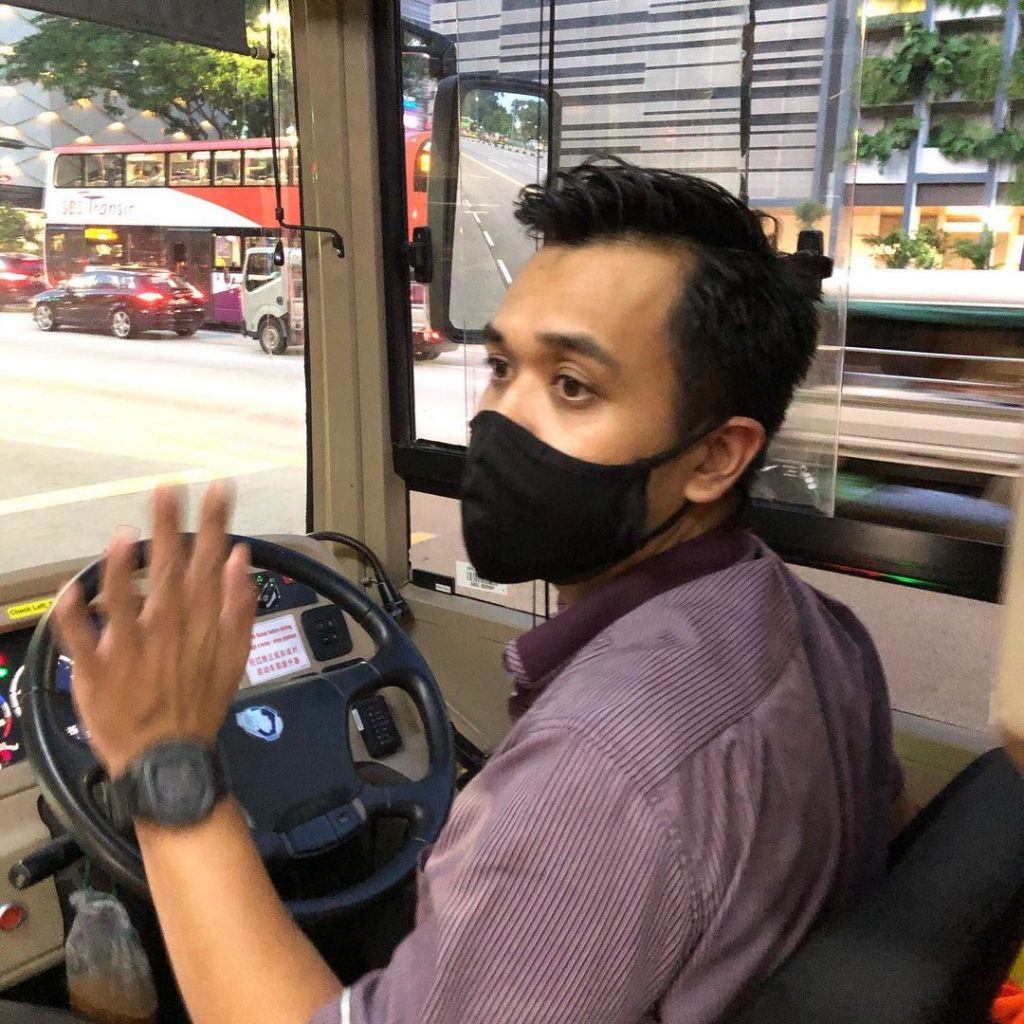 SBS Bus Captain Stops To Hand Money To Elderly Tissue Seller, His ...