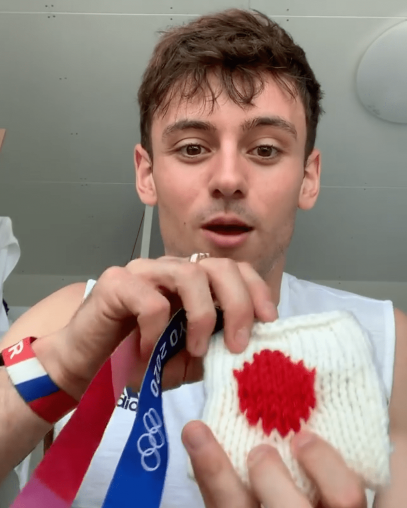 UK Diver Tom Daley Seen Knitting At Tokyo Olympics, Makes The Ah Ma ...