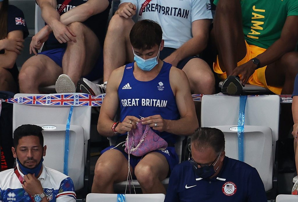 UK Diver Tom Daley Seen Knitting At Tokyo Olympics, Makes The Ah Ma ...