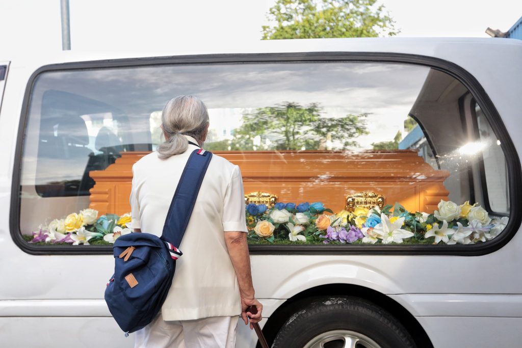 S’pore Covid-19 Patient Passes Away, Wife Bids Tearful Goodbye Through ...