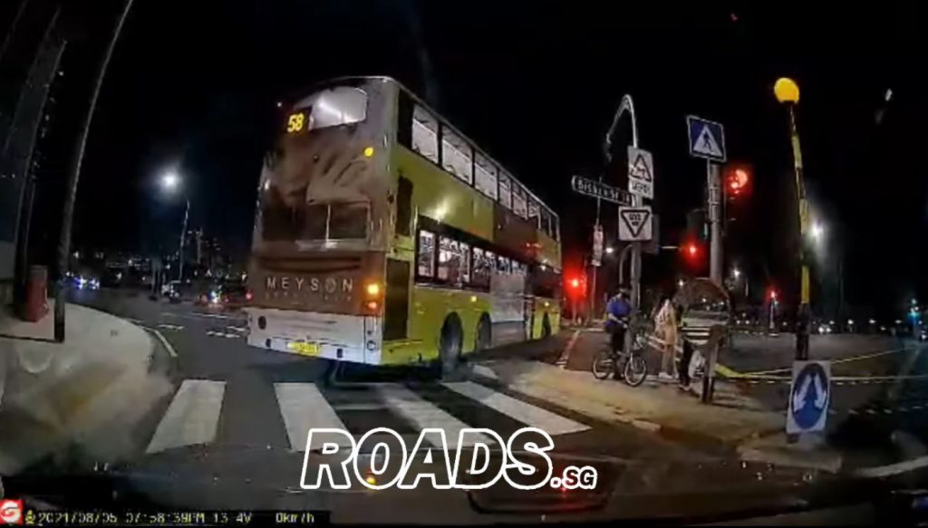 SBS Bus Driver Takes Wrong Route At Bishan, Reverses & Makes Dangerous Turn