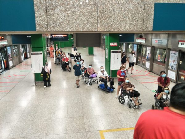 Novena MRT Lift Breaks Down, SMRT Staff Help Seniors In Wheelchairs Up ...