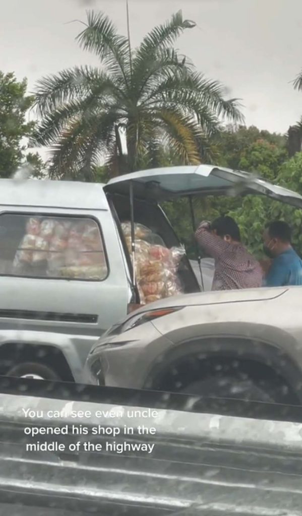 M’sians Stuck In Traffic Jam For 18 Hours, They Shared Snacks On ...