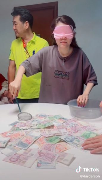 S’pore Families Play Blindfolded Money Scooping Game For CNY, Hilarious ...